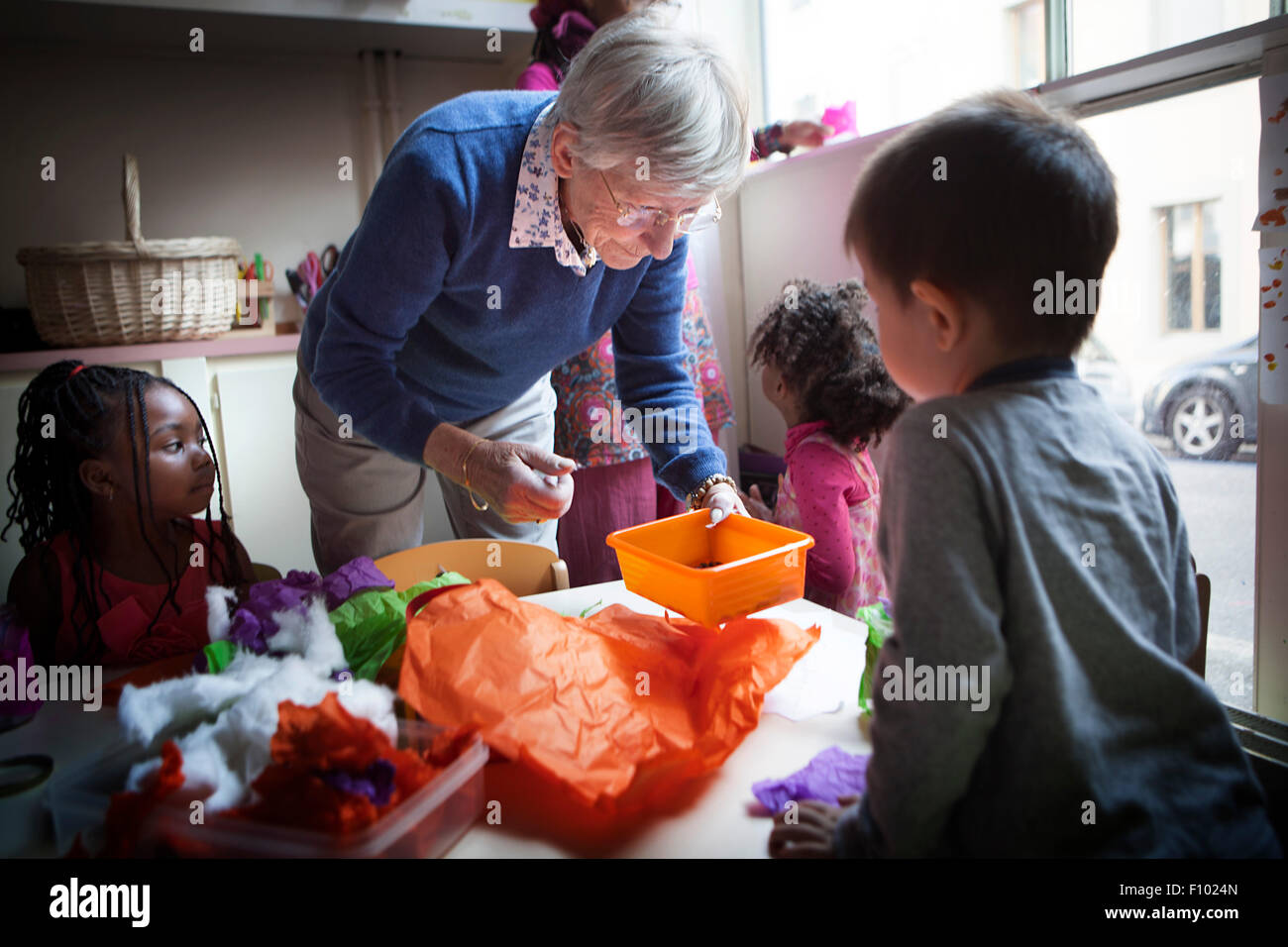 Intergenerational group activities hi-res stock photography and images ...