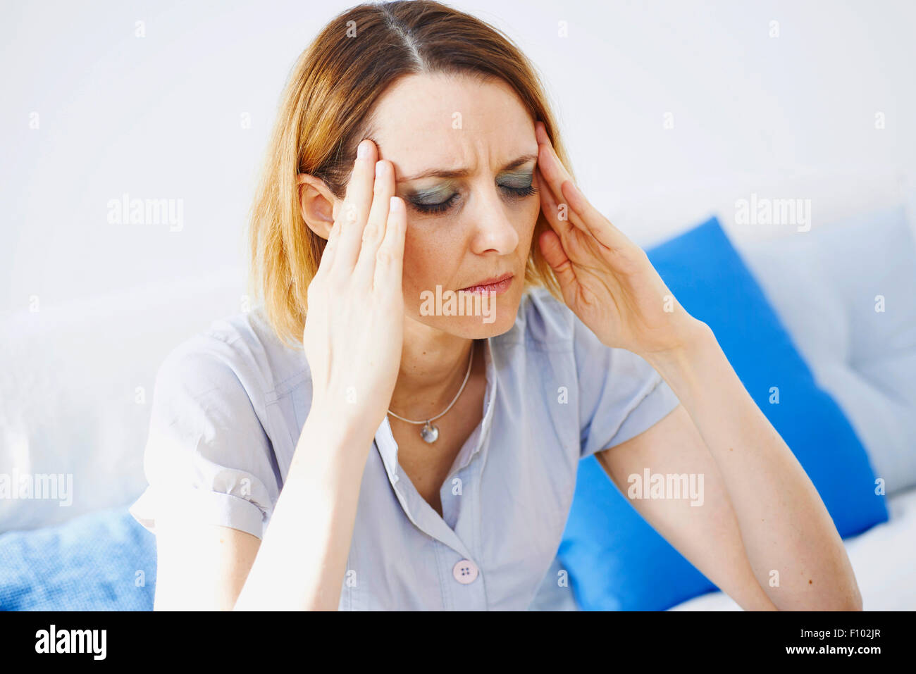 WOMAN WITH HEADACHE Stock Photo - Alamy