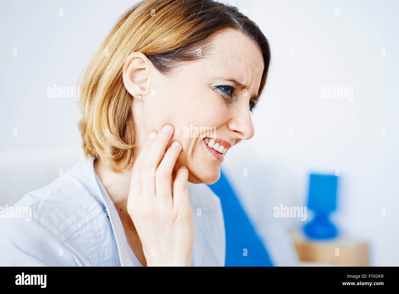 WOMAN WITH A TOOTHACHE Stock Photo - Alamy