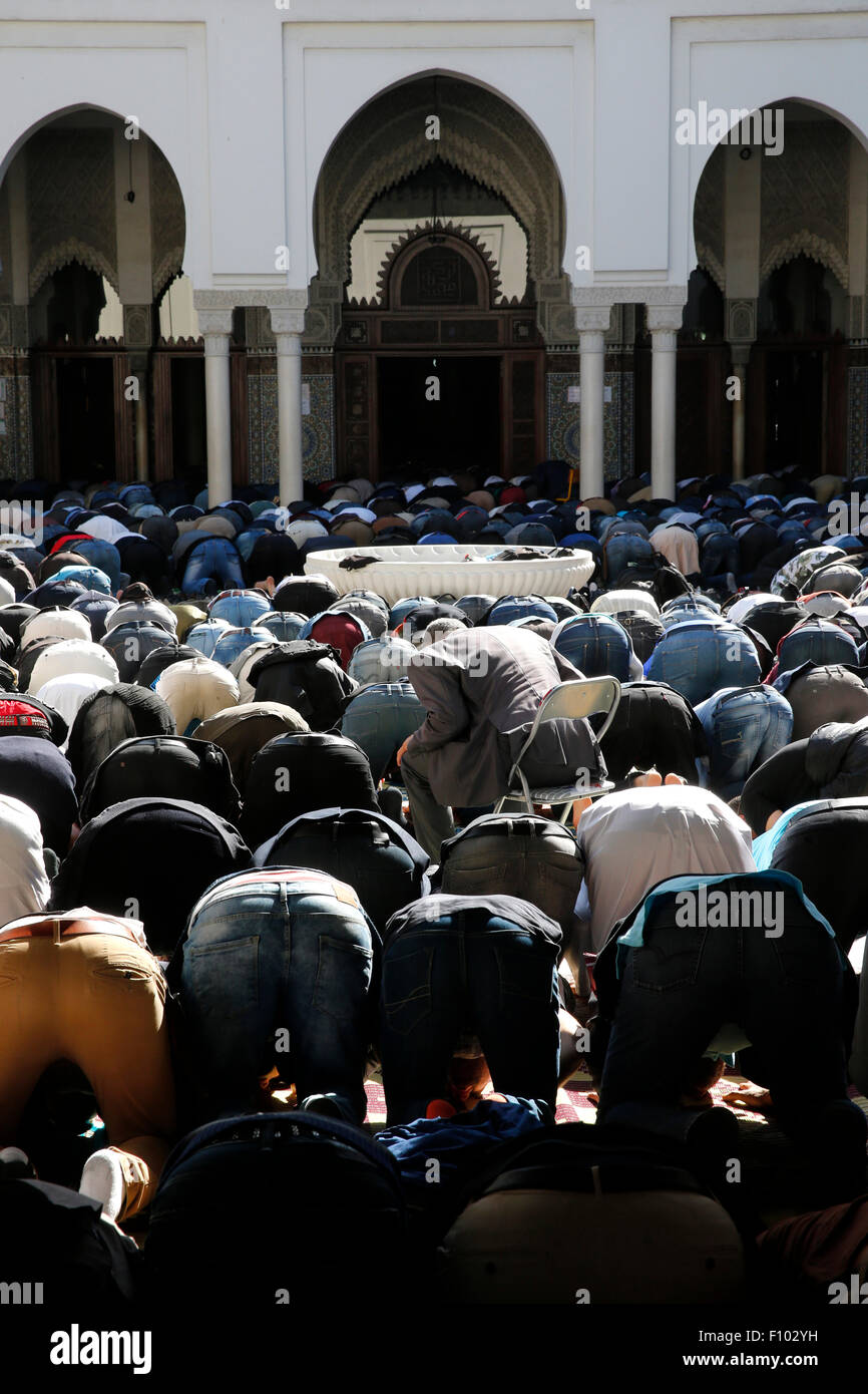 Muslim men pray paris hi-res stock photography and images - Alamy