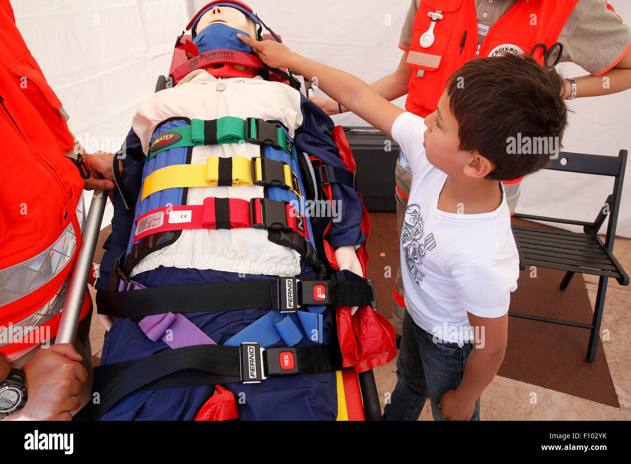 Children first aid lesson hi-res stock photography and images - Alamy