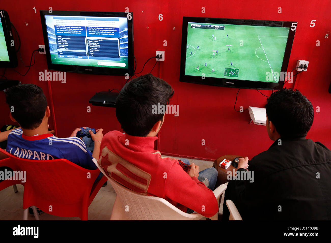 Teens playing video games hi-res stock photography and images - Alamy