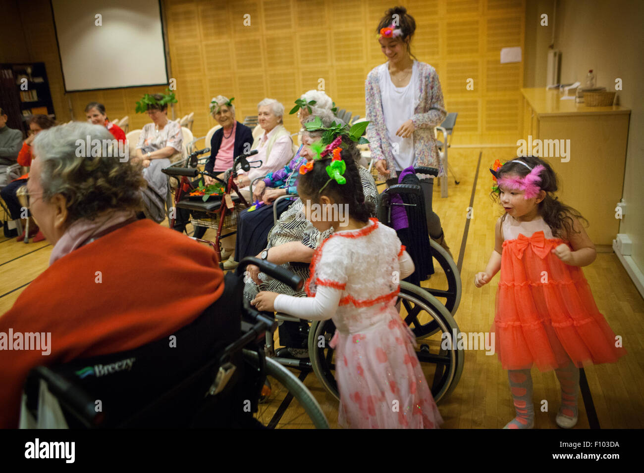 Intergenerational activities hi-res stock photography and images - Alamy