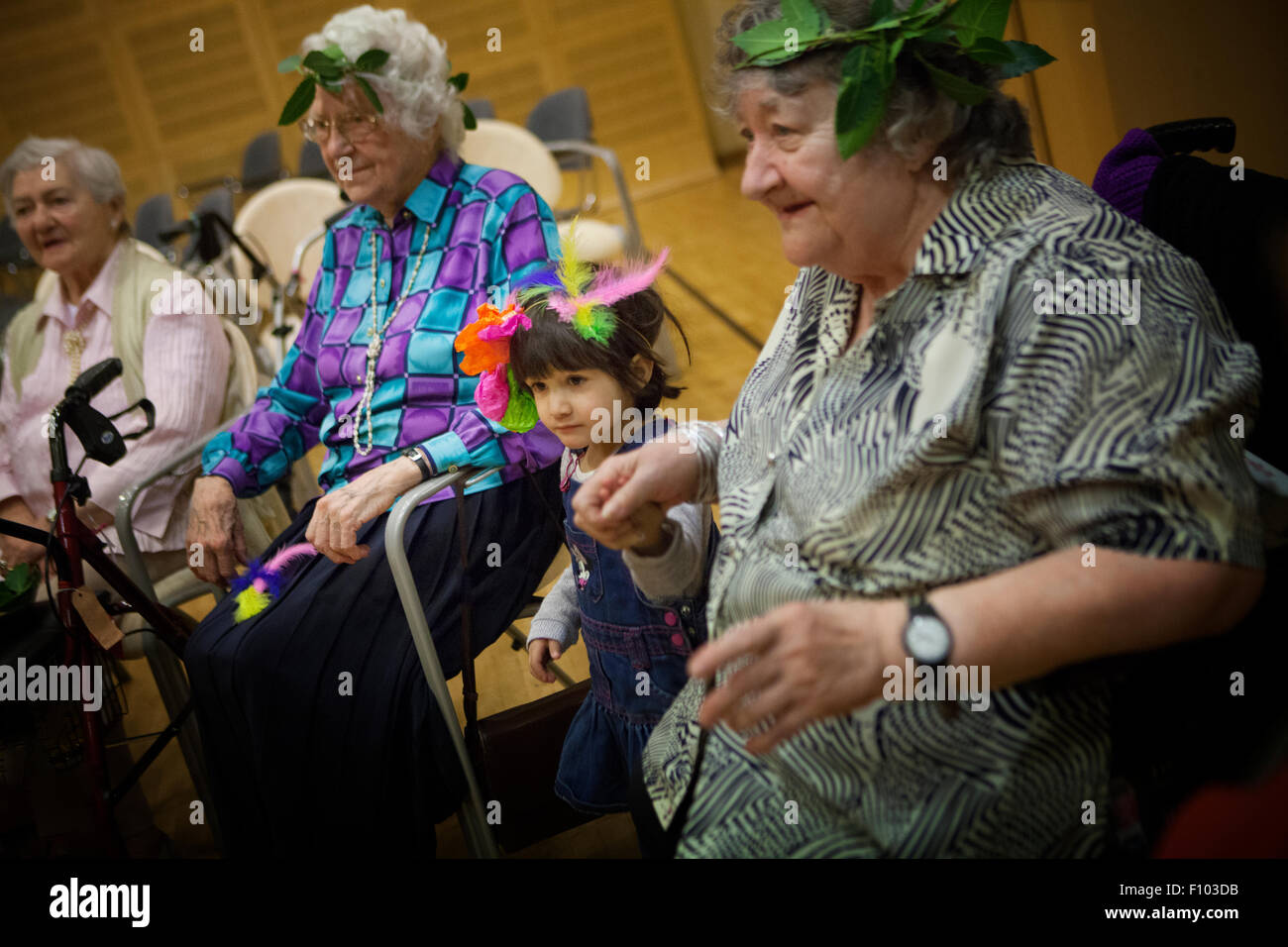 Intergenerational group activities hi-res stock photography and images ...