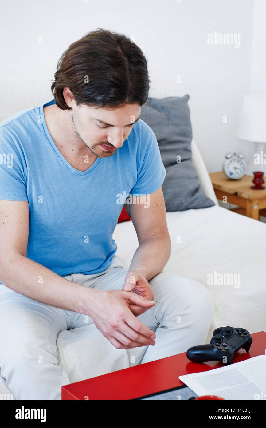 MAN WITH PAINFUL HAND Stock Photo - Alamy