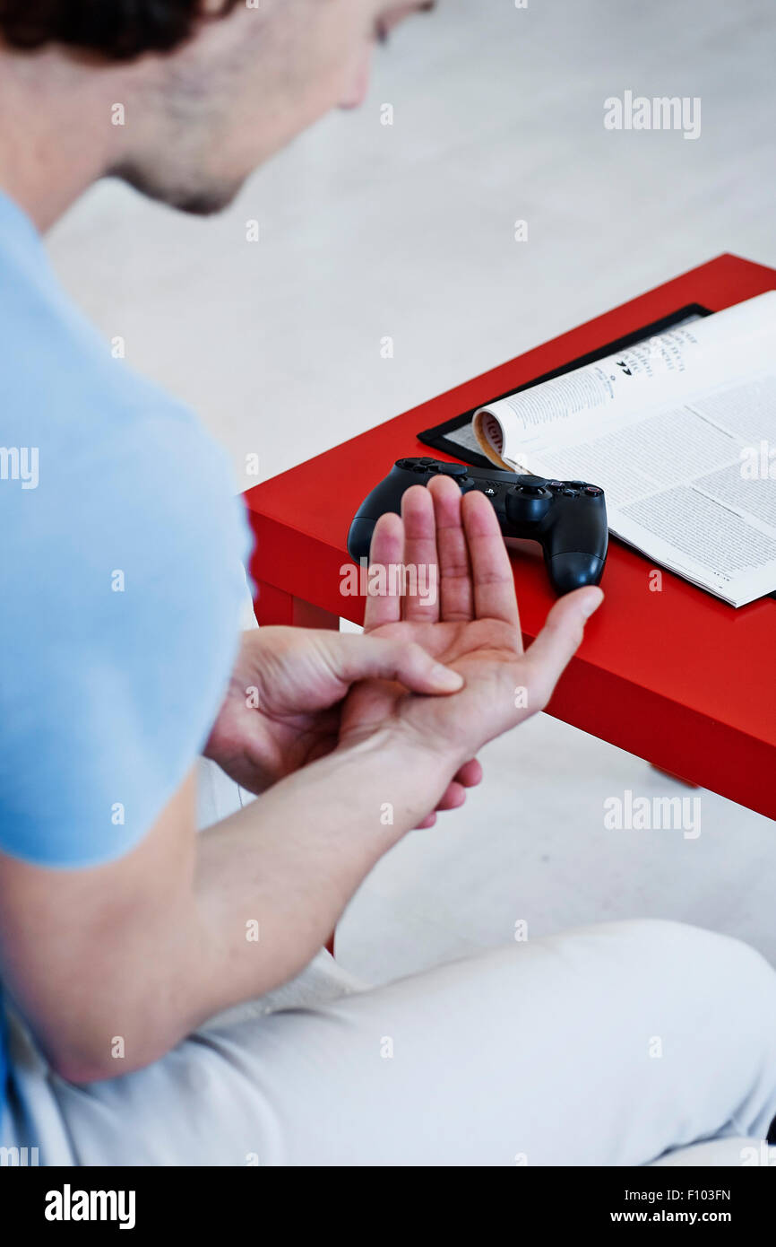 MAN WITH PAINFUL HAND Stock Photo - Alamy