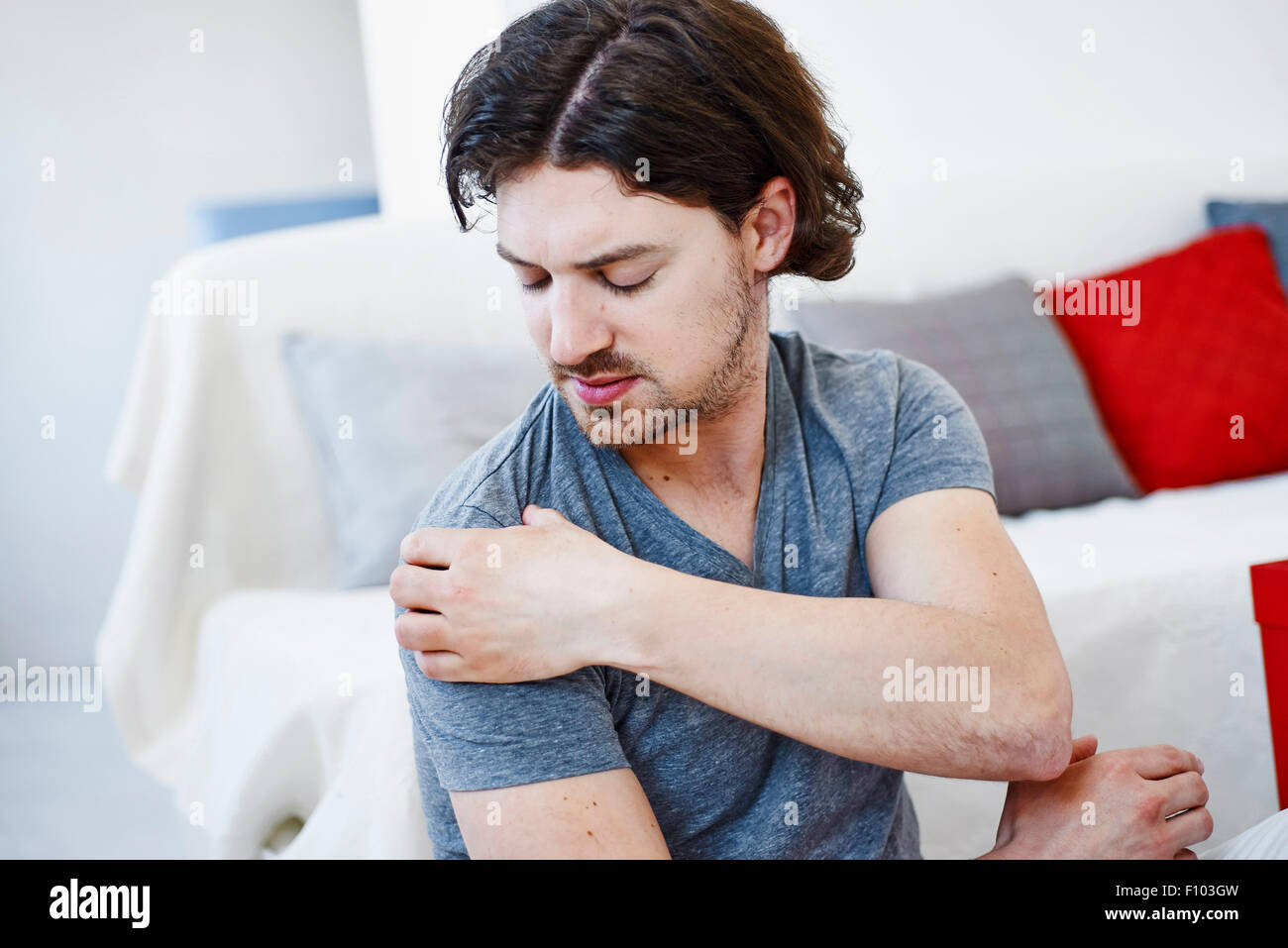 MAN WITH SHOULDER PAIN Stock Photo - Alamy