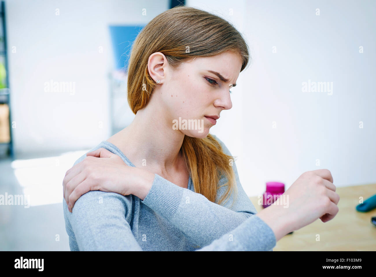 WOMAN WITH SHOULDER PAIN Stock Photo - Alamy
