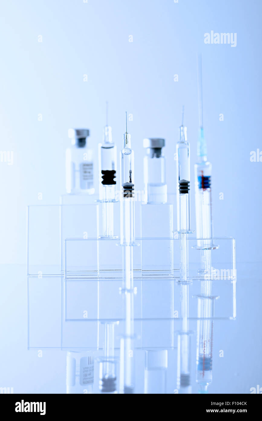 Arrangement of syringes hi-res stock photography and images - Alamy