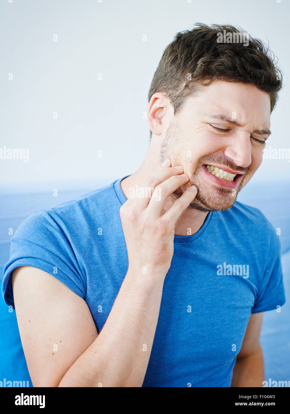 MAN WITH TOOTHACHE Stock Photo - Alamy