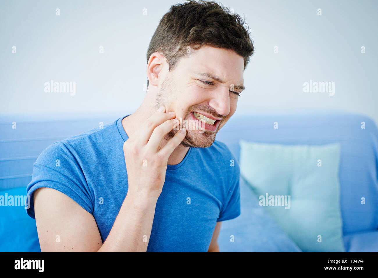 MAN WITH TOOTHACHE Stock Photo - Alamy