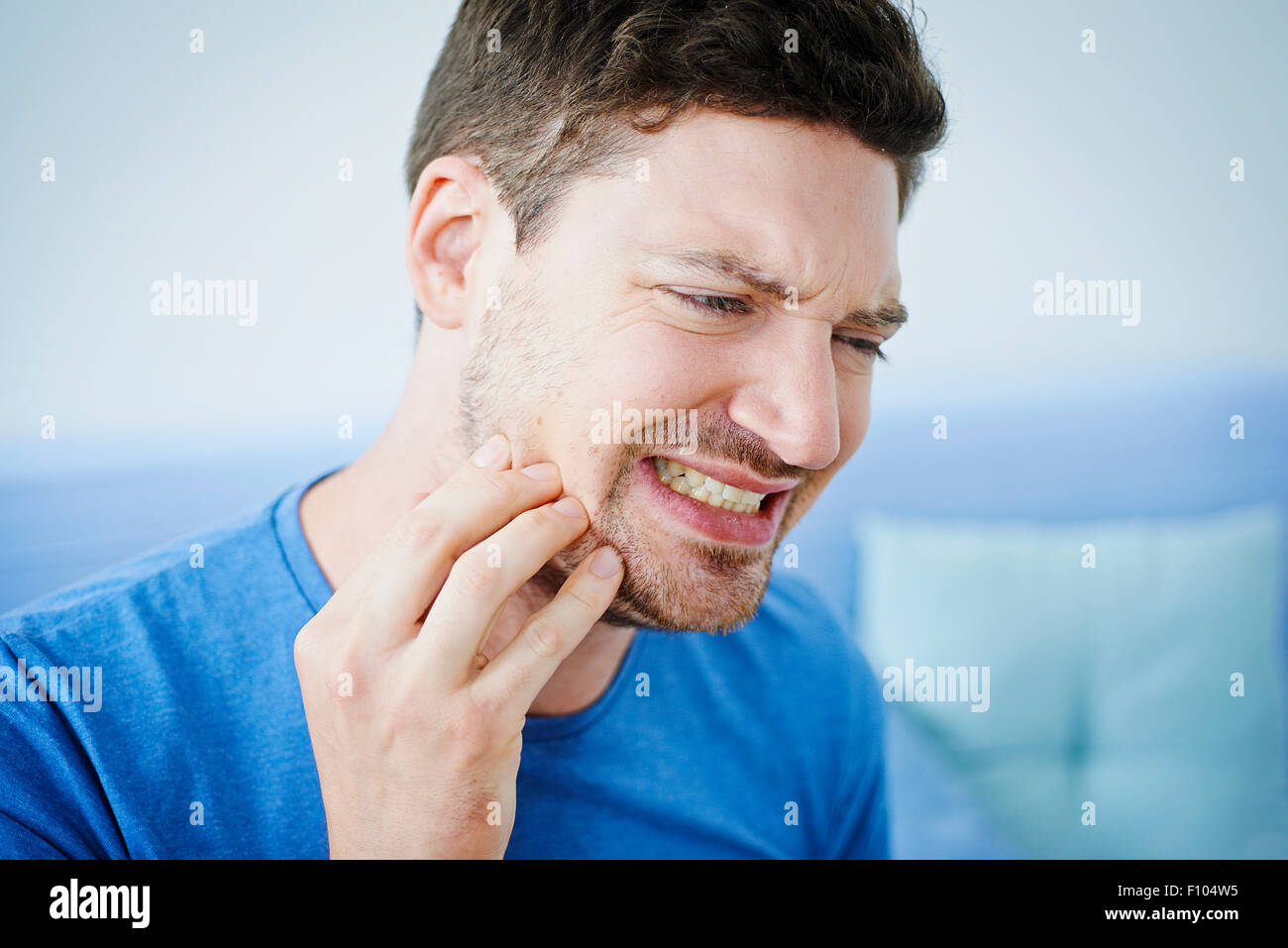 MAN WITH TOOTHACHE Stock Photo - Alamy