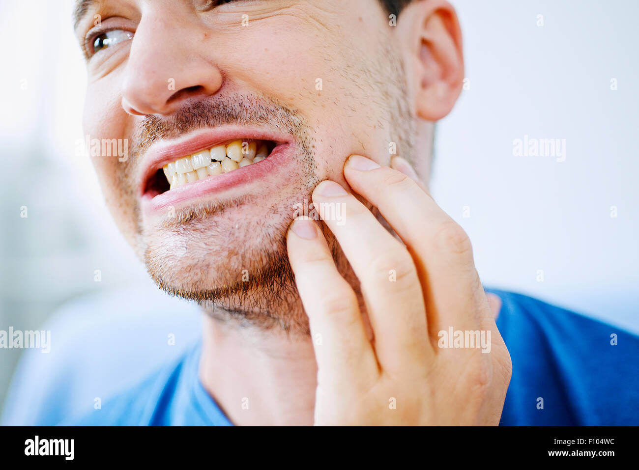 MAN WITH TOOTHACHE Stock Photo - Alamy