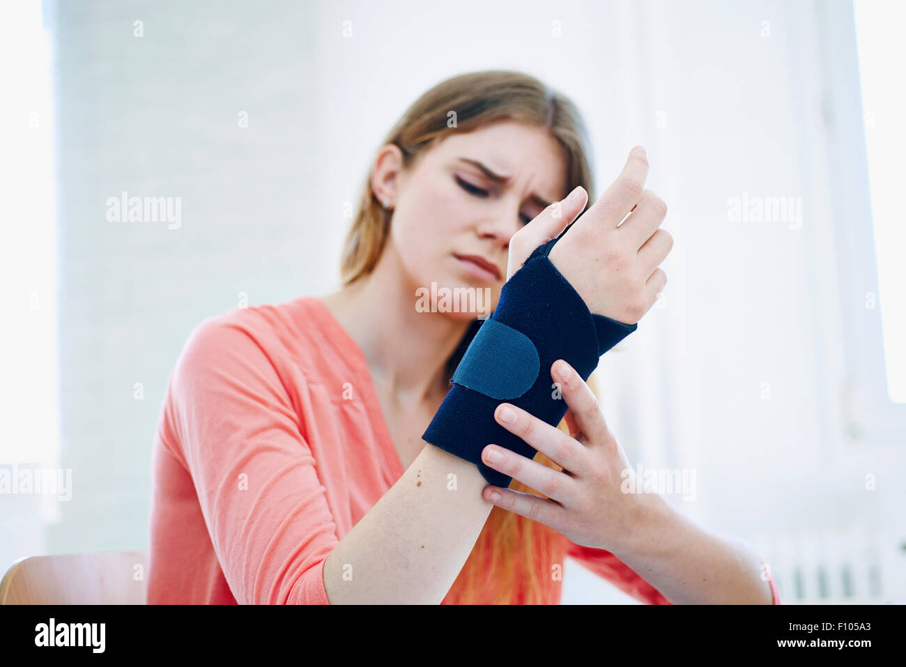 Splint hi-res stock photography and images - Alamy