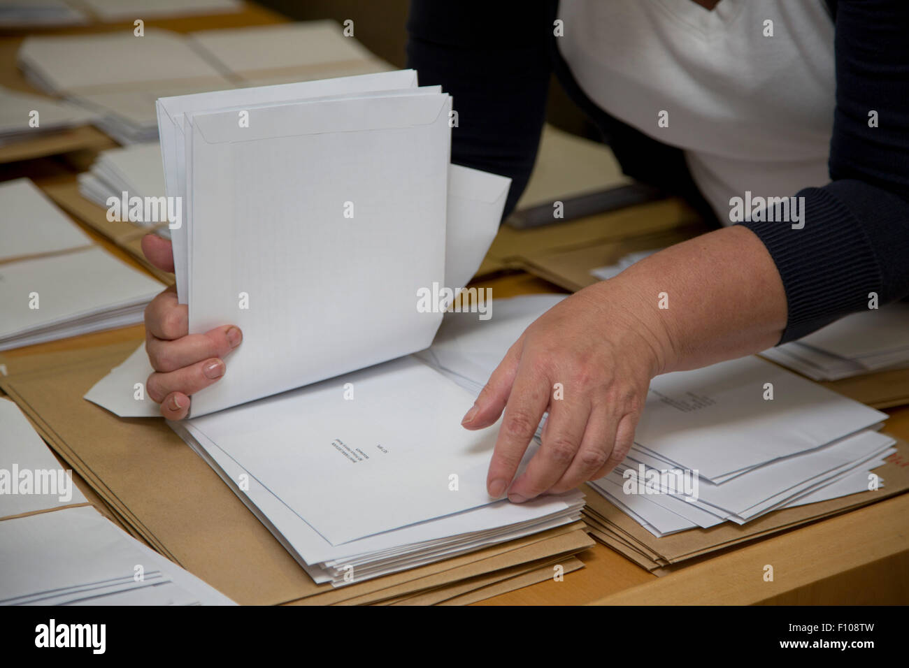 Gcse results envelope hi-res stock photography and images - Alamy