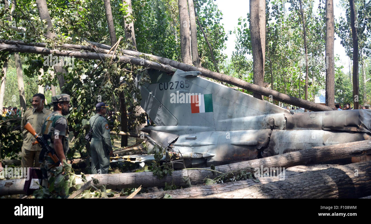 Srinagar, Kashmir. 24th August, 2015Indian army personnels walk next to ...