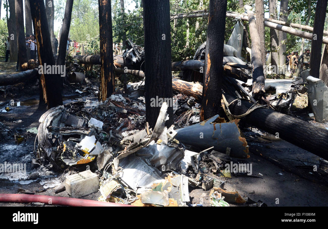 Srinagar, Kashmir. 24th August, 2015Indian army personnels stands guard ...