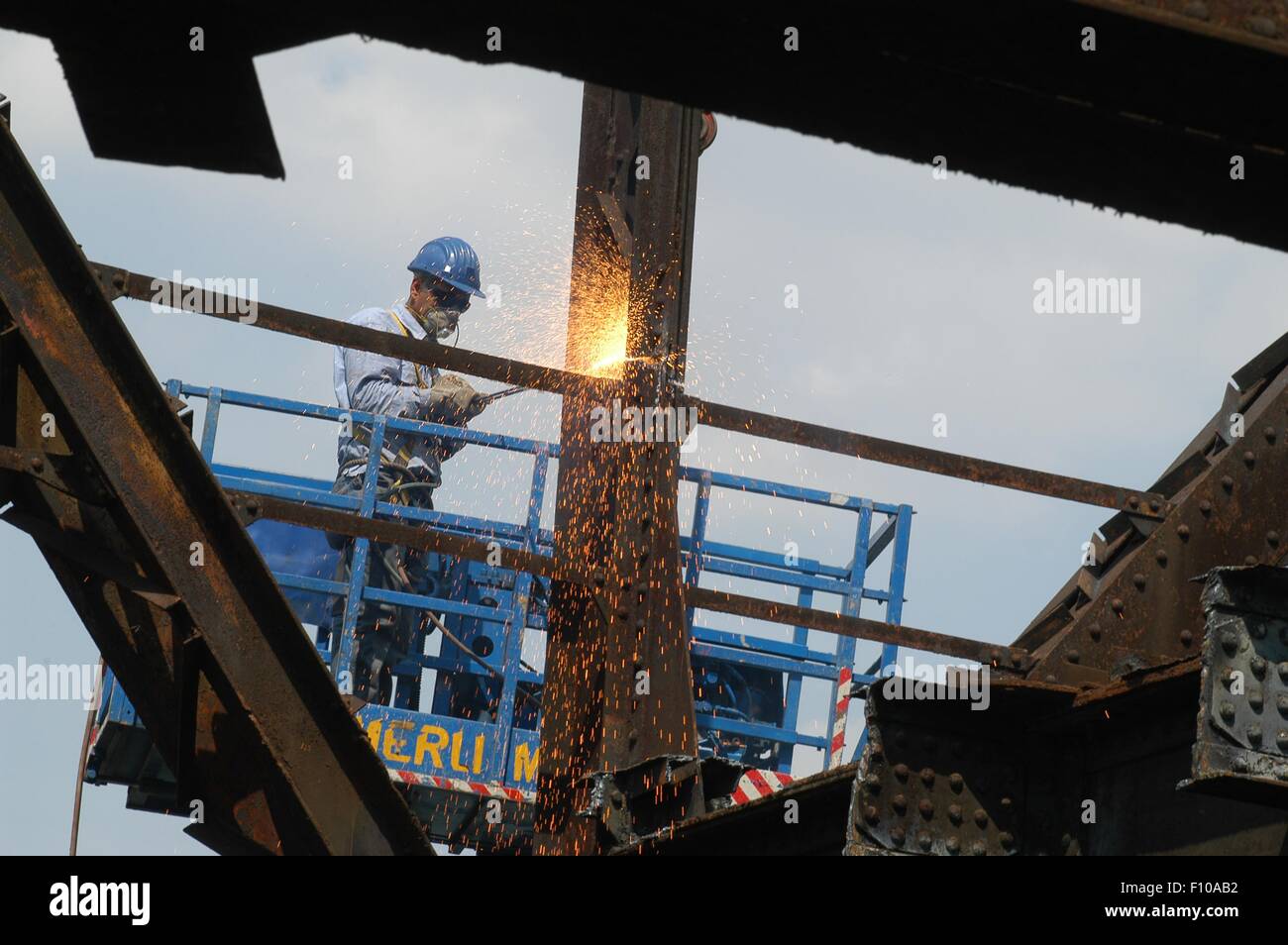 Cutting steel demolition hi-res stock photography and images - Alamy