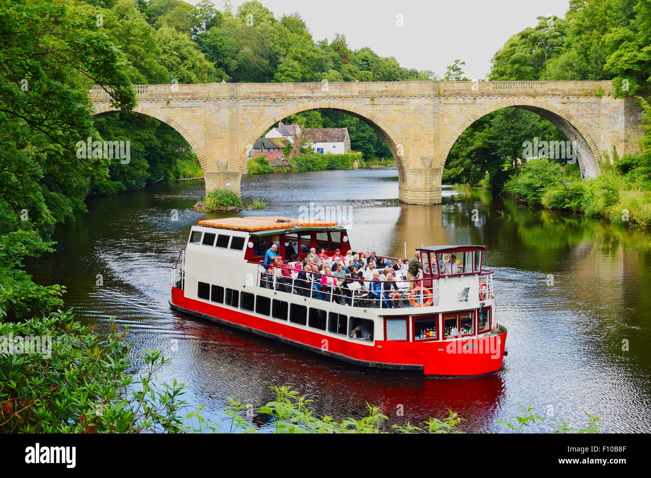 River cruise boat on the river Wear, Durham, England. Prebends Bridge ...