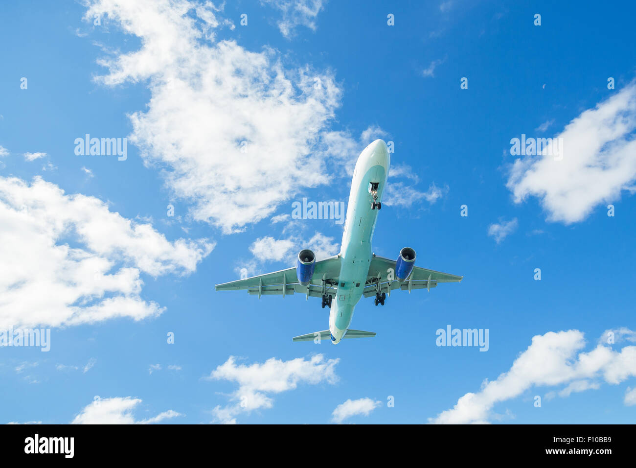 Descending airplane hi-res stock photography and images - Alamy