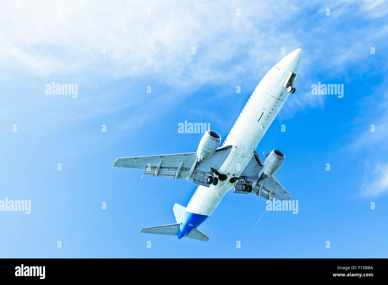 Descending airplane hi-res stock photography and images - Alamy