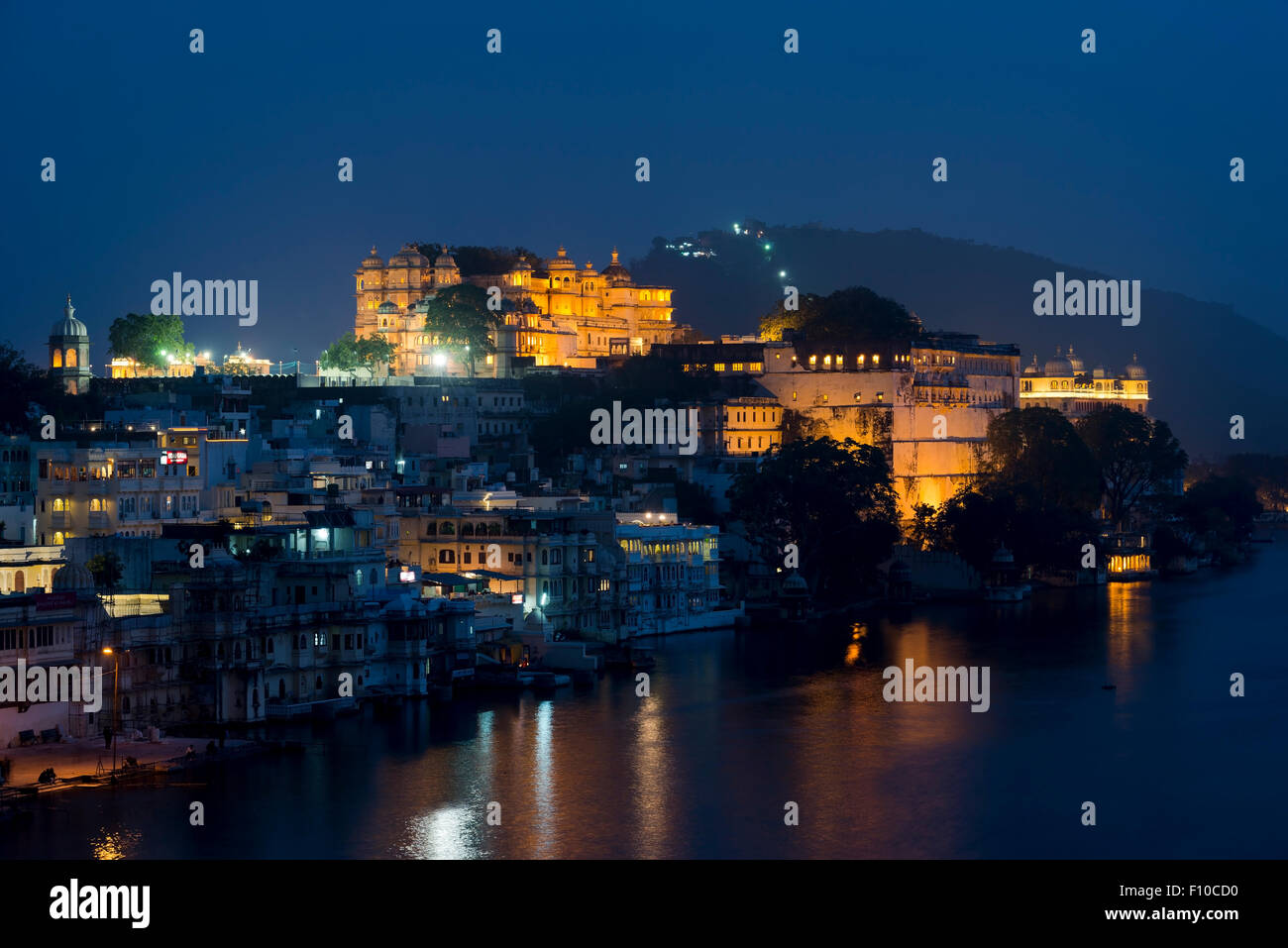 The Udaipur City Palace Complex and Lake Pichola at night. Udaipur ...