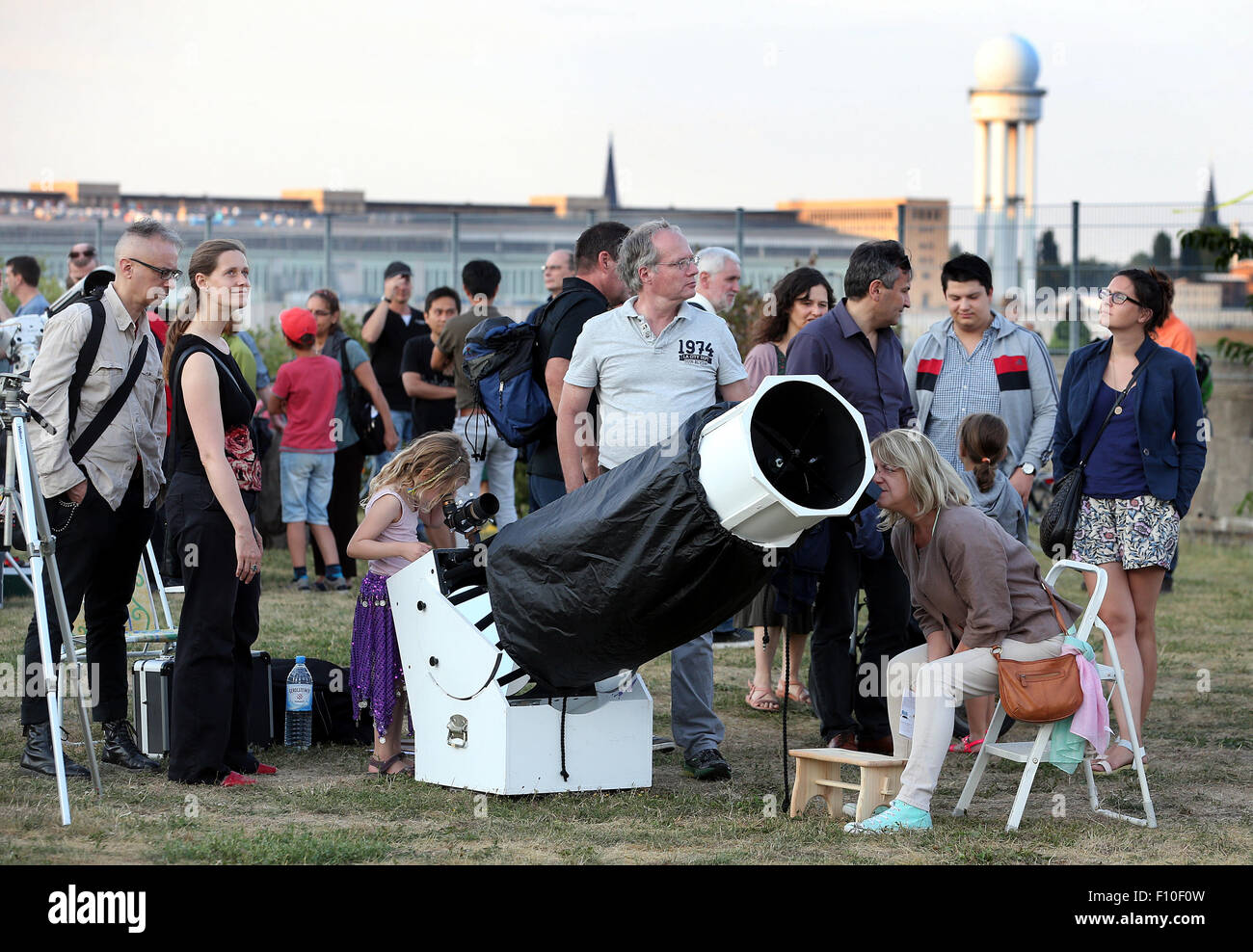 Astronomy enthusiasts hi-res stock photography and images - Alamy