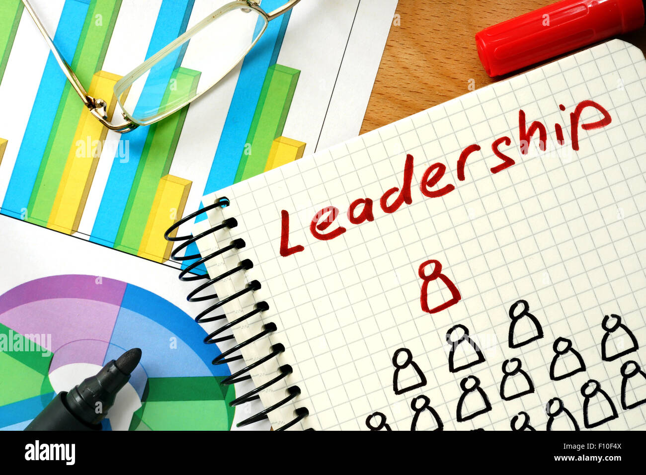 Note with word leadership on a wooden background Stock Photo - Alamy