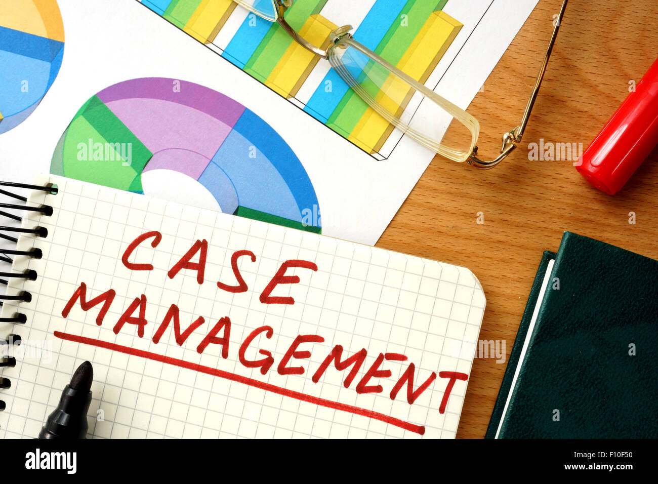 Note with words case management on a wooden background Stock Photo - Alamy