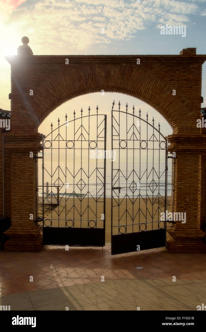 Gateway to the beach Stock Photo - Alamy