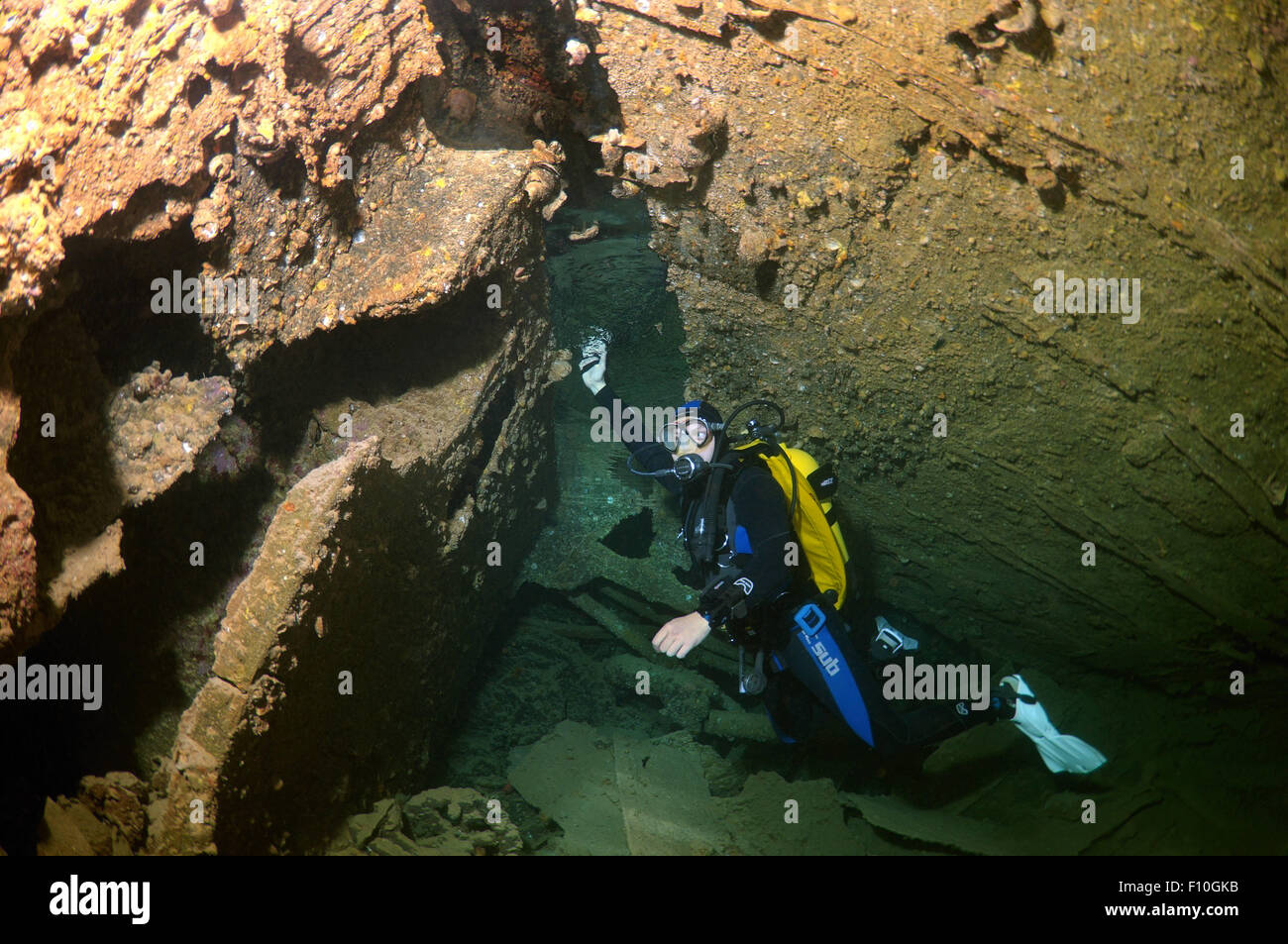 Diver at the wreck of the dunraven hi-res stock photography and images ...