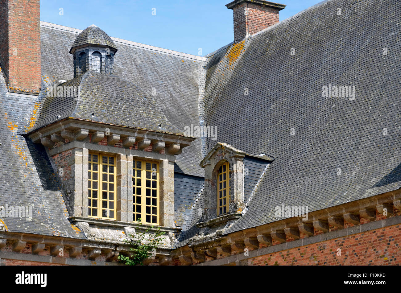 French chateau window hi-res stock photography and images - Alamy