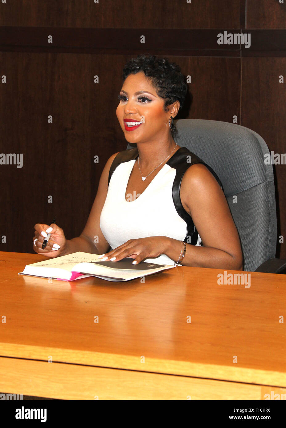 Los Angeles, CA. USA. Toni Braxton signs Copies Of Her Memoir 'Unbreak ...
