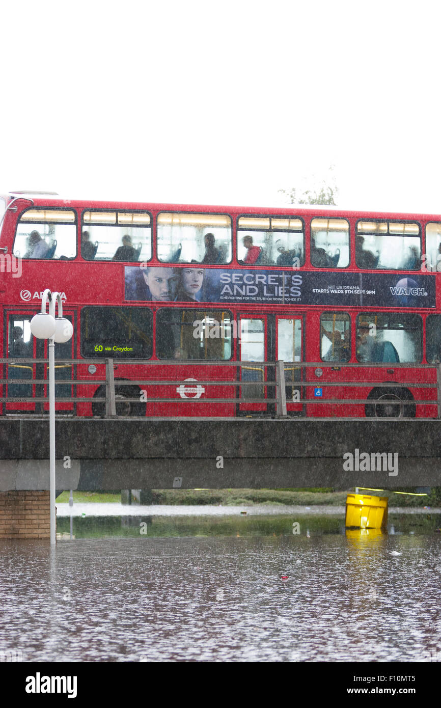 Bus london rain hi-res stock photography and images - Alamy