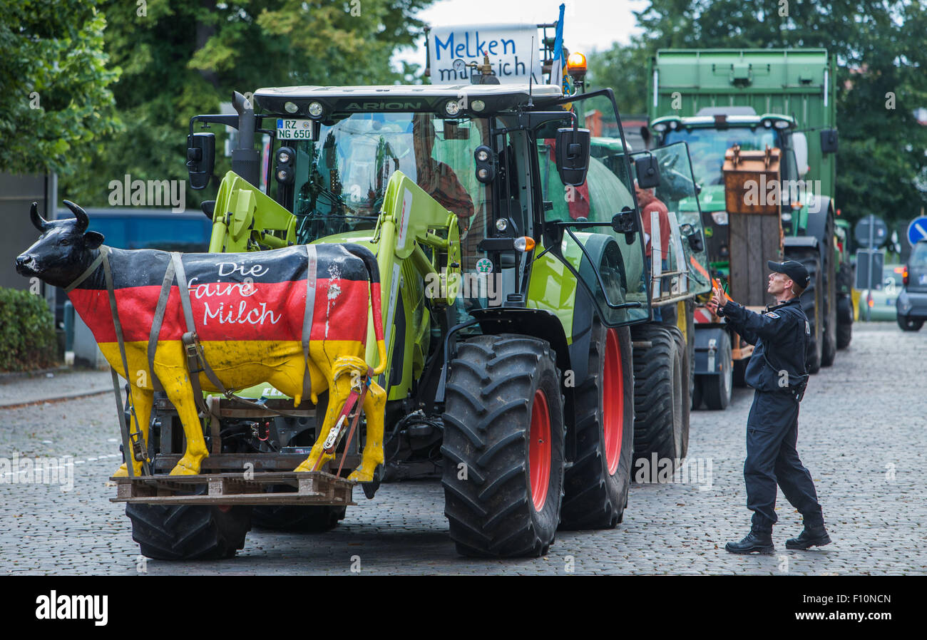 Schwerin, Germany. 24th Aug, 2015. A policeman shows milk farmers the ...