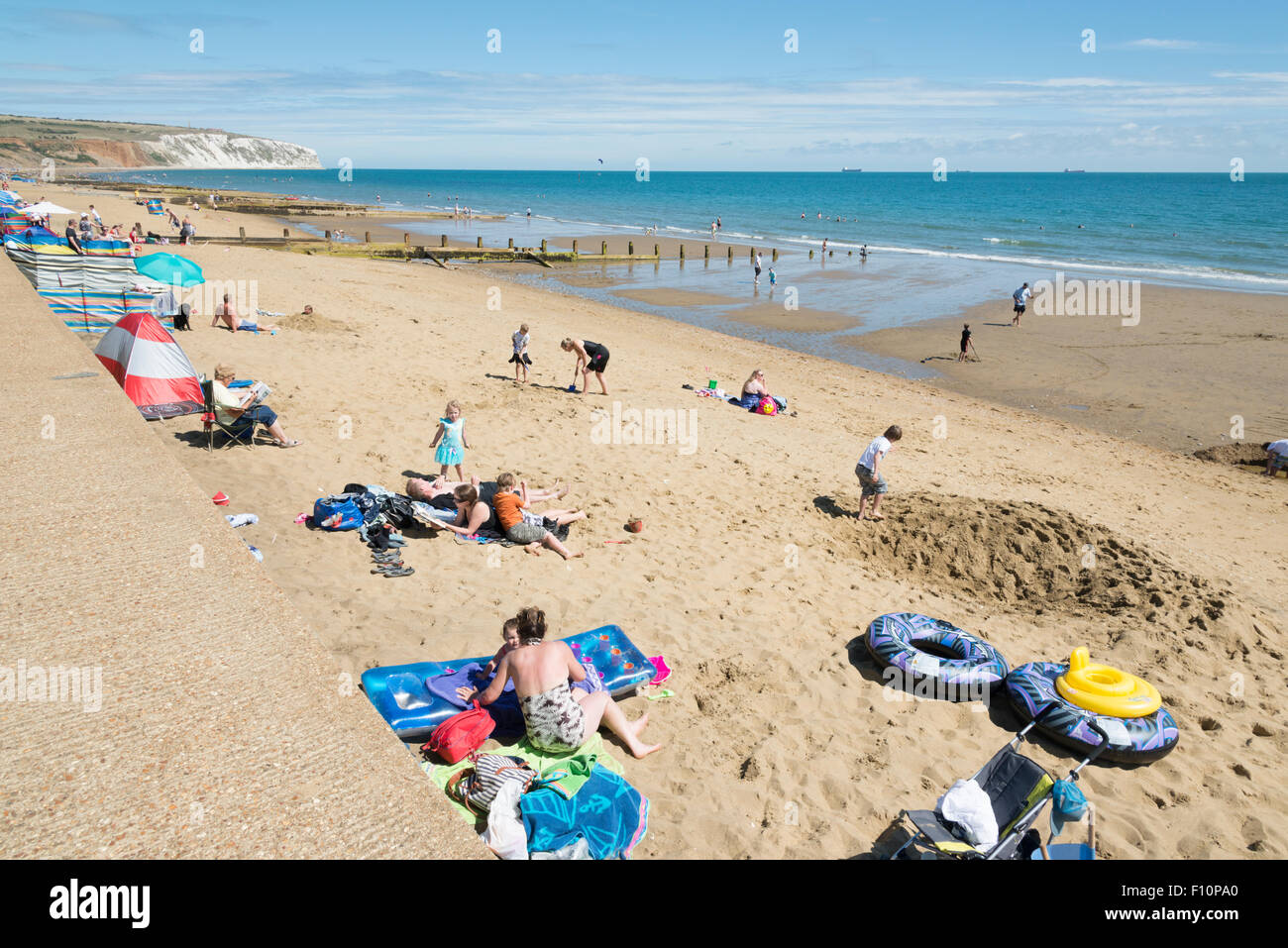 Crowded beach england hi-res stock photography and images - Alamy