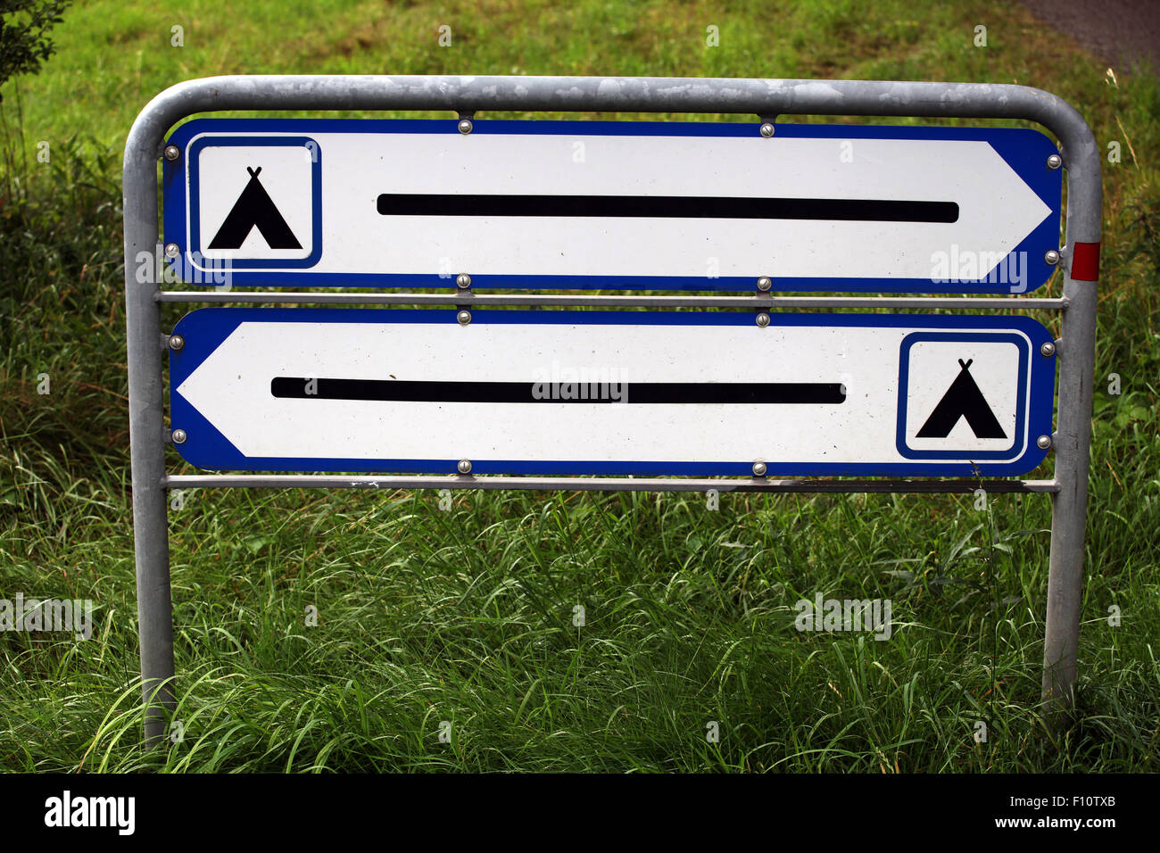 Camp camping sign direction hi-res stock photography and images - Alamy
