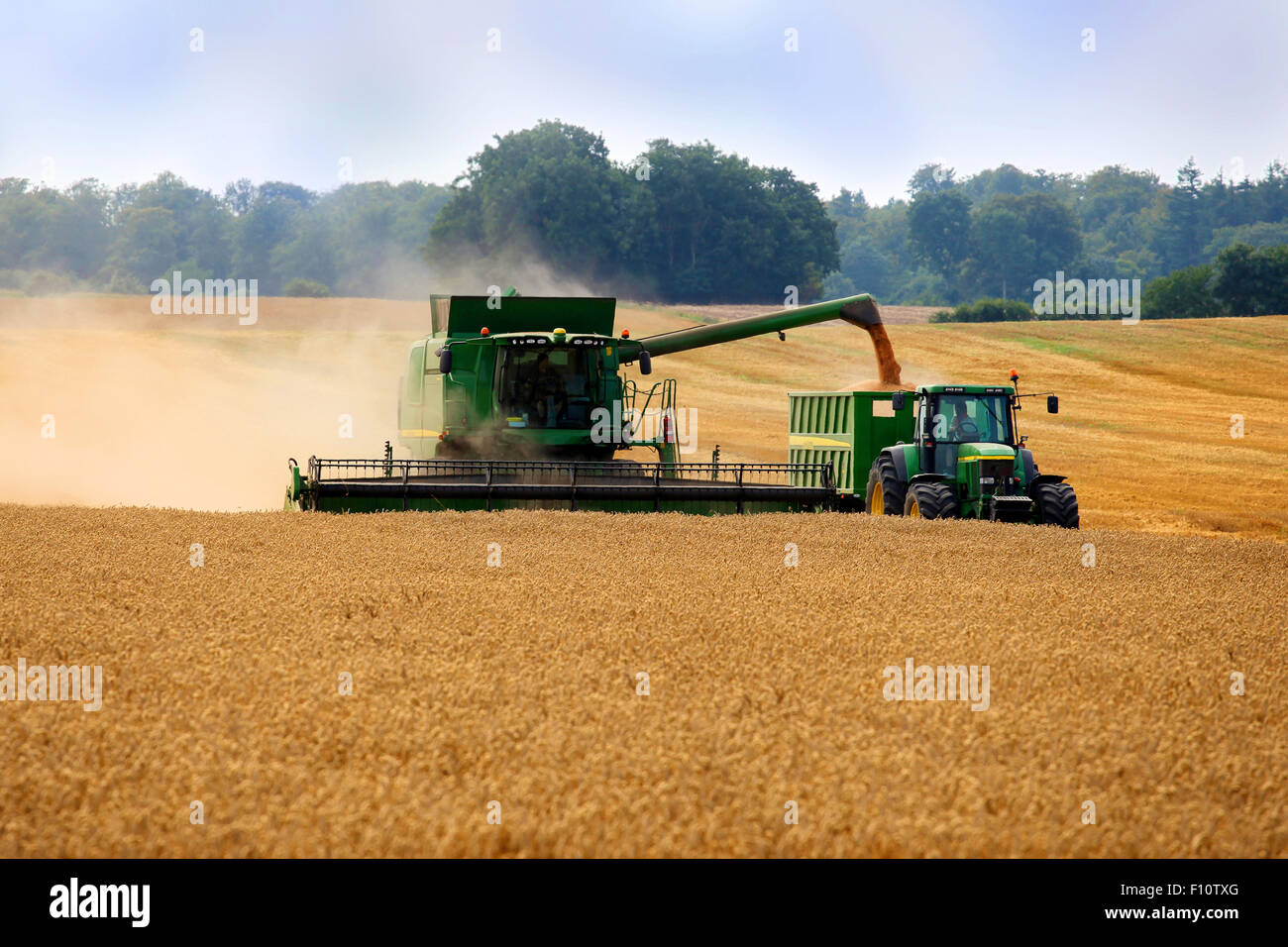 Combine unloading load grain hi-res stock photography and images - Alamy