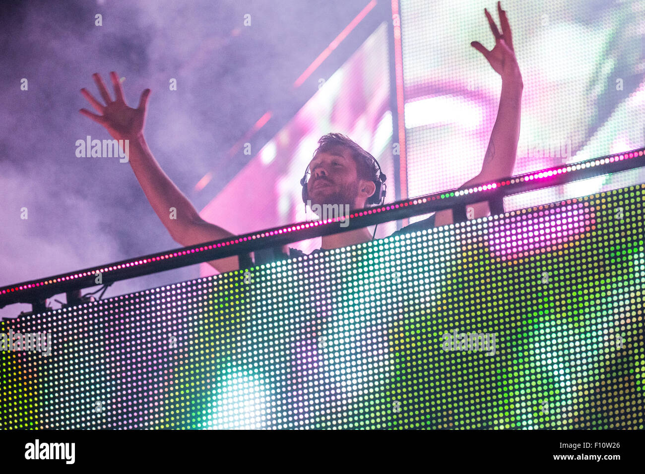 Calvin harris performing hi-res stock photography and images - Alamy