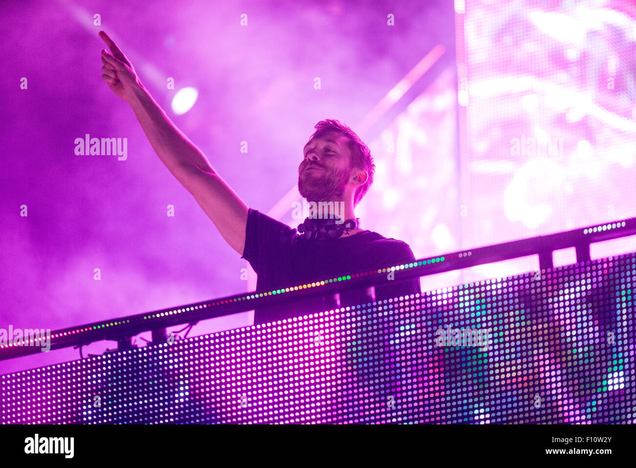 Calvin Harris Djing Live