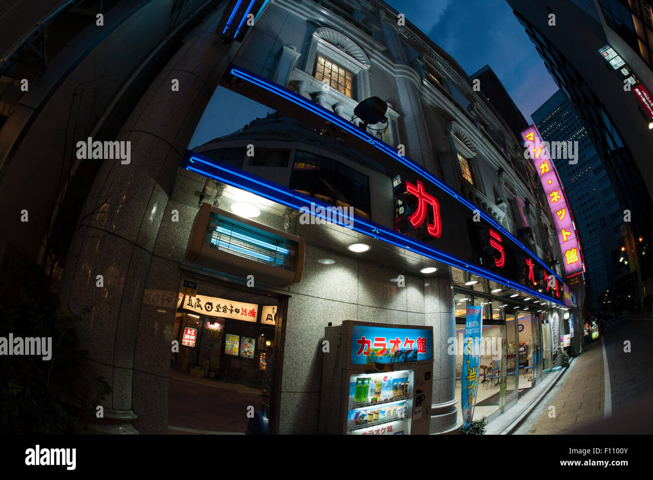 Tokyo street night vending machine hi-res stock photography and images ...