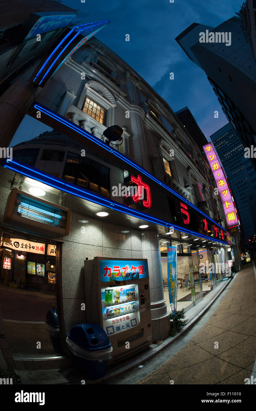 Tokyo street night vending machine hi-res stock photography and images ...