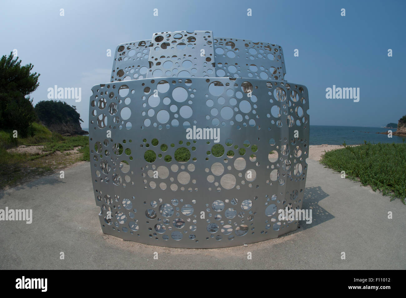 Shinto Ohtake's 'Shipyard Works' sculpture at the Benesse House gallery ...