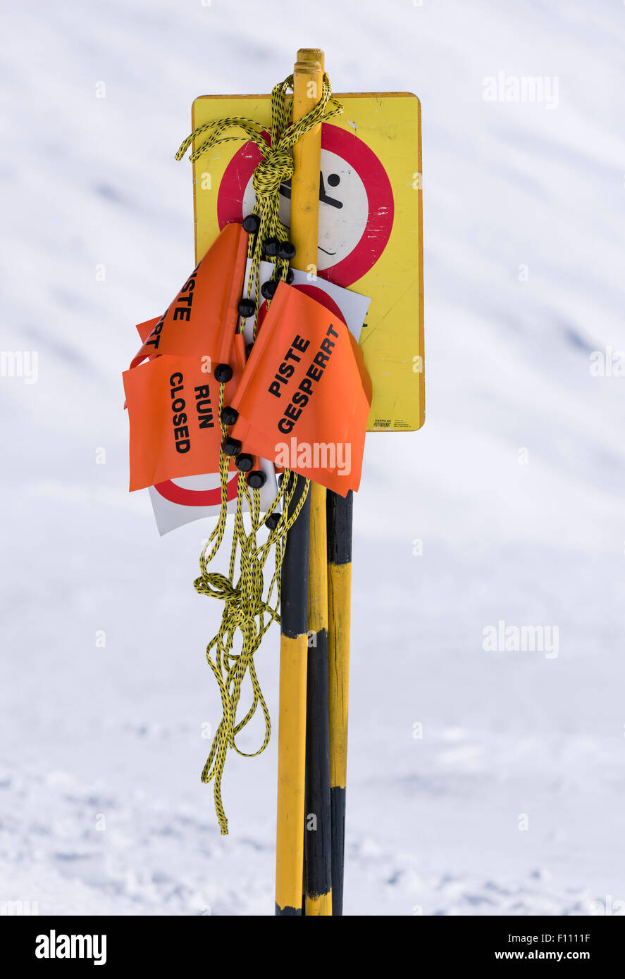 Piste closed sign hi-res stock photography and images - Alamy