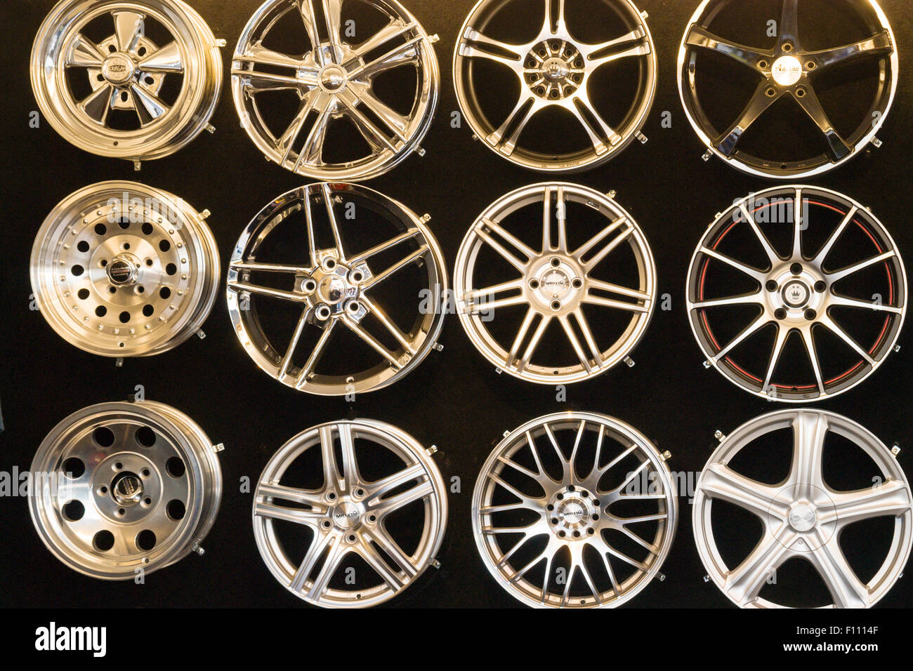 Chrome Wheel Rim Display for Sale Stock Photo - Alamy