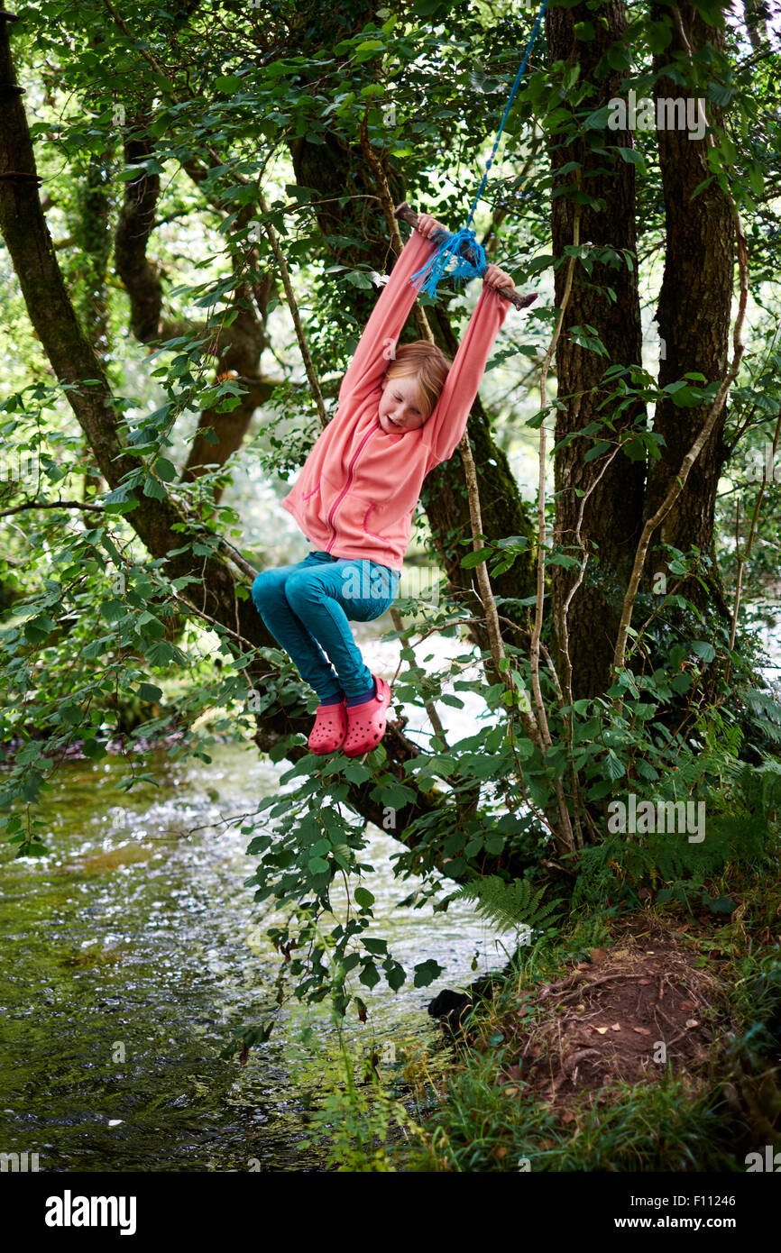 Children playing on a rope swing hi-res stock photography and images ...