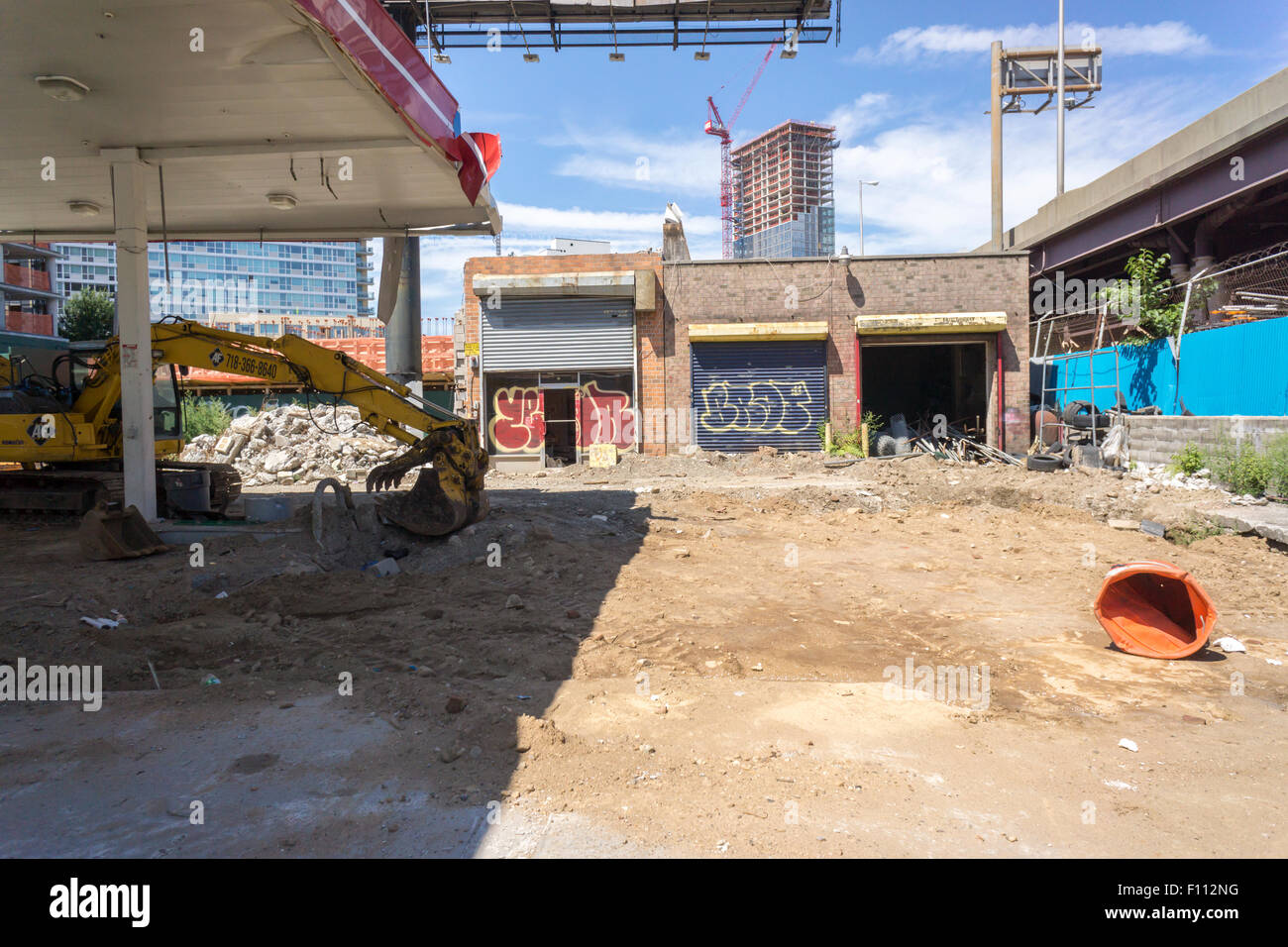 Closed gas station hi-res stock photography and images - Alamy