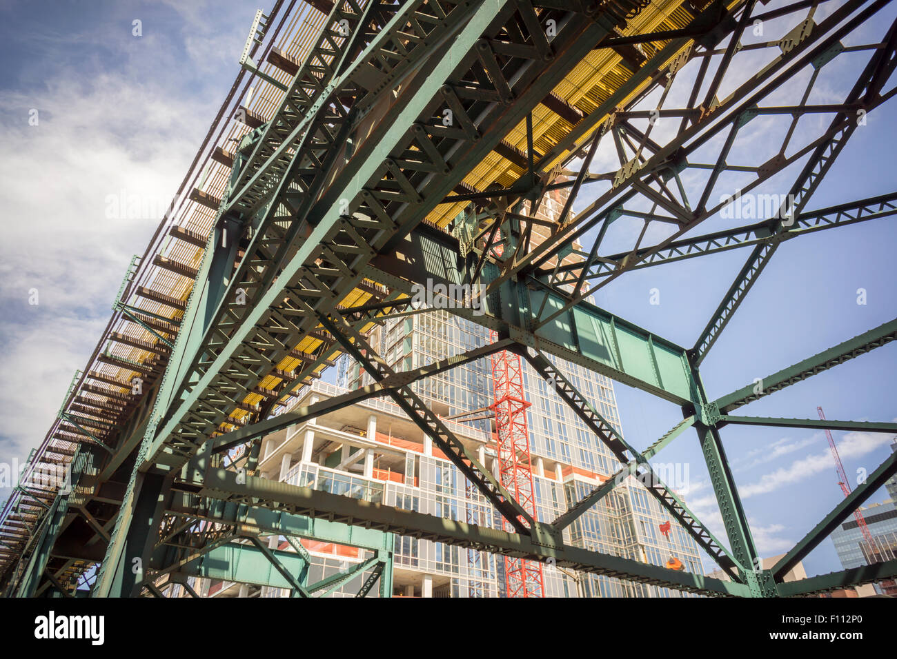 Elevated trains new york city hi-res stock photography and images - Alamy