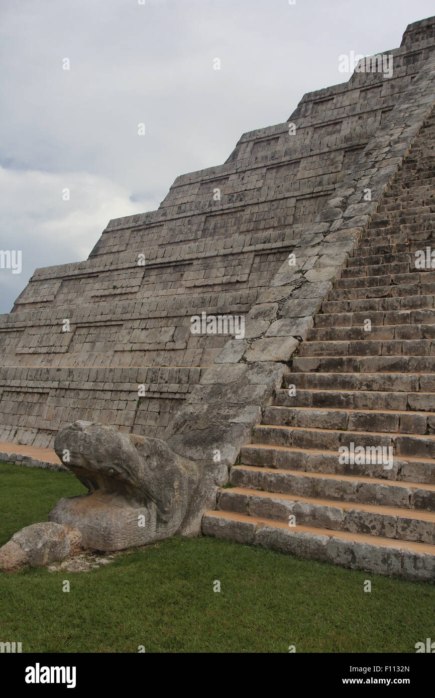 El castillo temples pyramid hi-res stock photography and images - Alamy