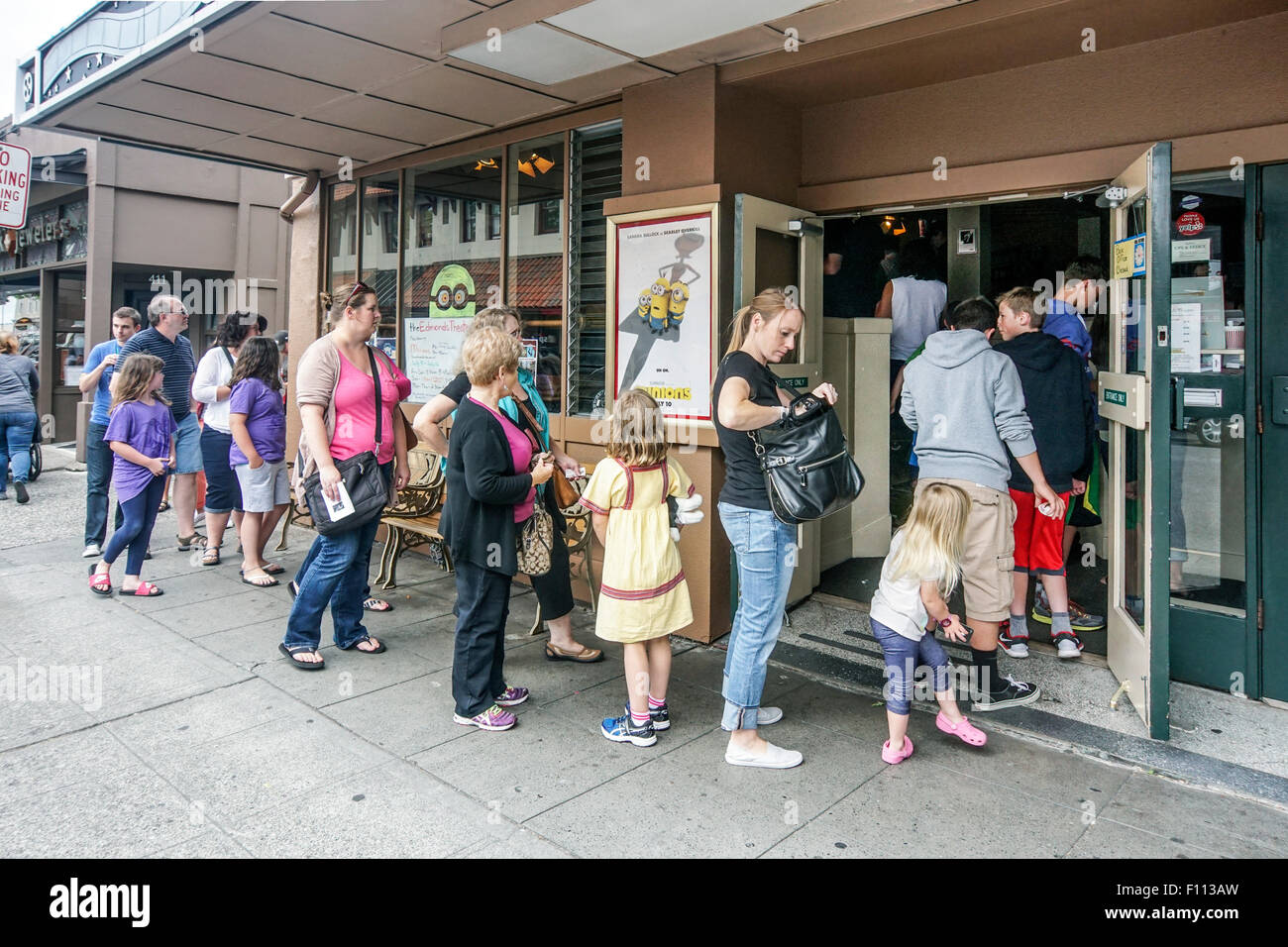 Small town movie theater line hi-res stock photography and images - Alamy